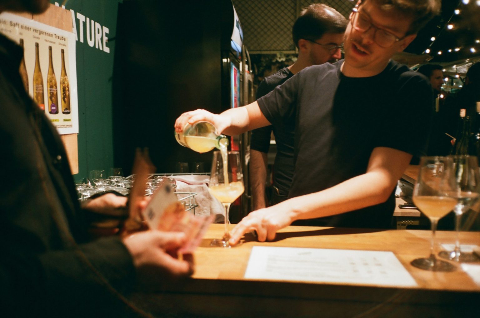 The Ultimate Guide on Do's and Don'ts of Bar Hopping | CitizenSide